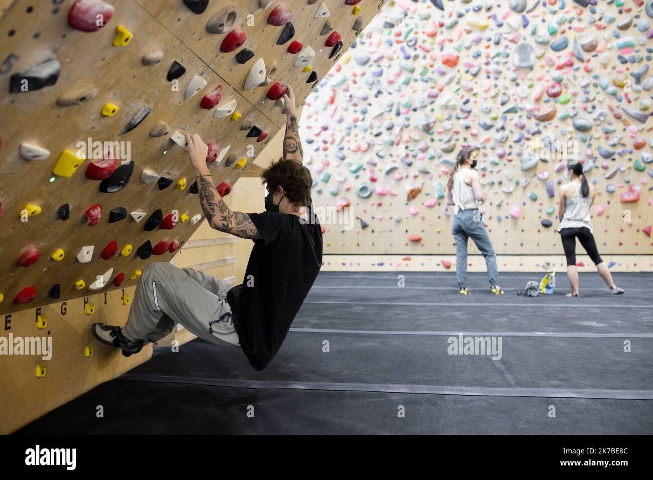 Male 20 to 25 years hi-res stock photography and images - Alamy