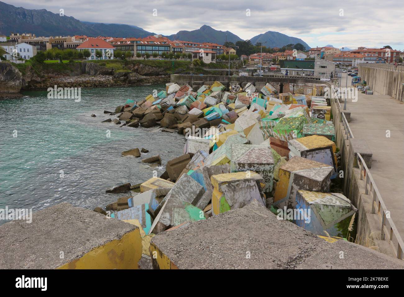 Wave dissipating concrete blocks hi-res stock photography and images ...
