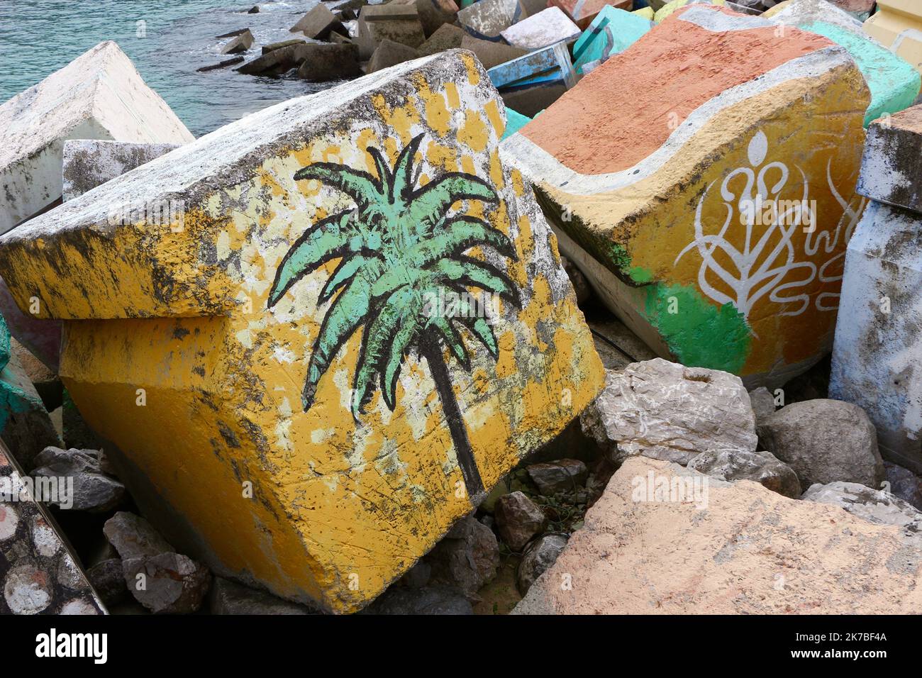 Wave dissipating concrete blocks hi-res stock photography and images ...