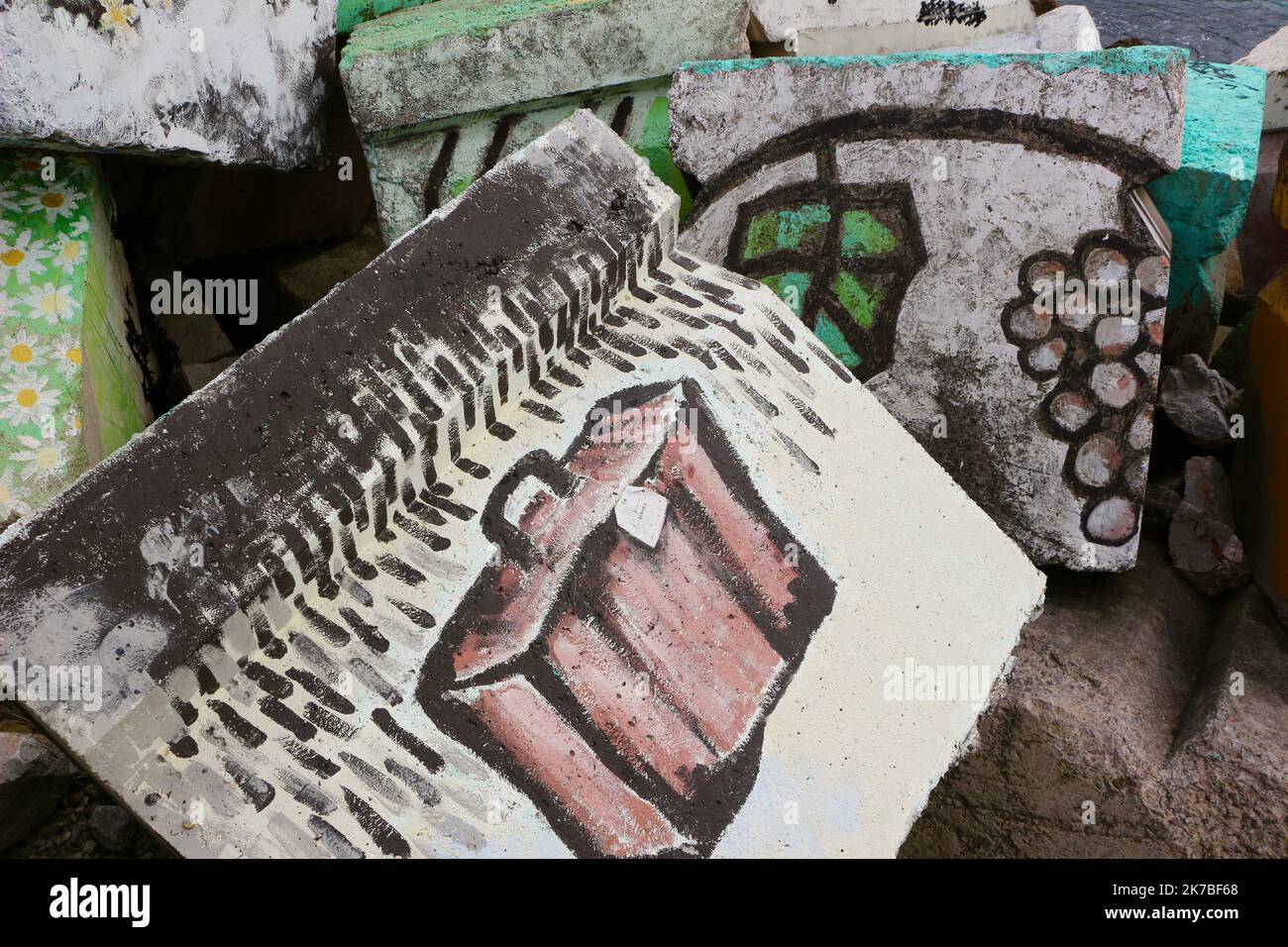 Wave dissipating concrete blocks hi-res stock photography and images ...