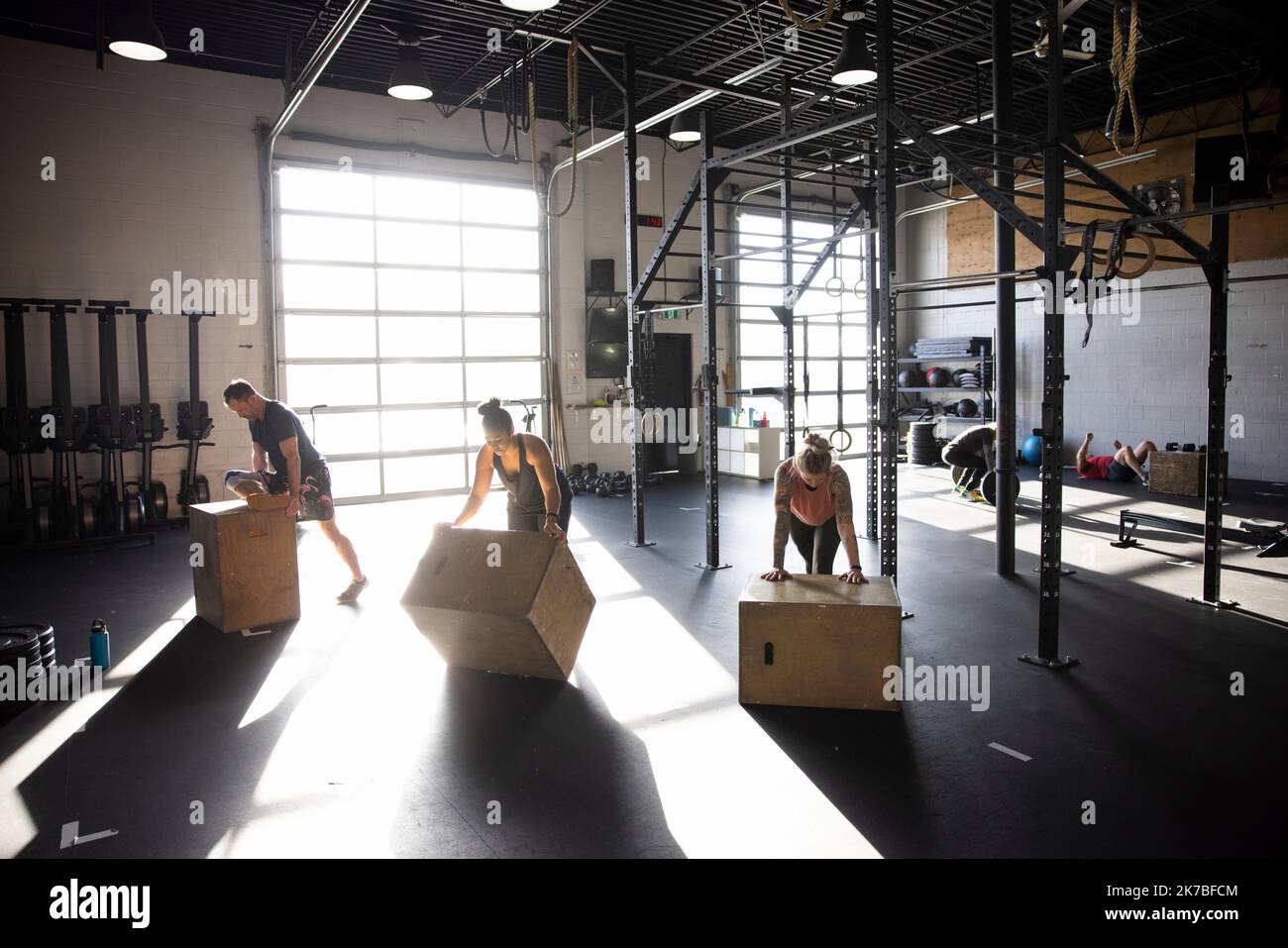 Fitness class indoors men and women hi-res stock photography and images ...
