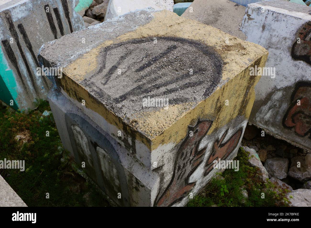 Wave dissipating concrete blocks hi-res stock photography and images ...