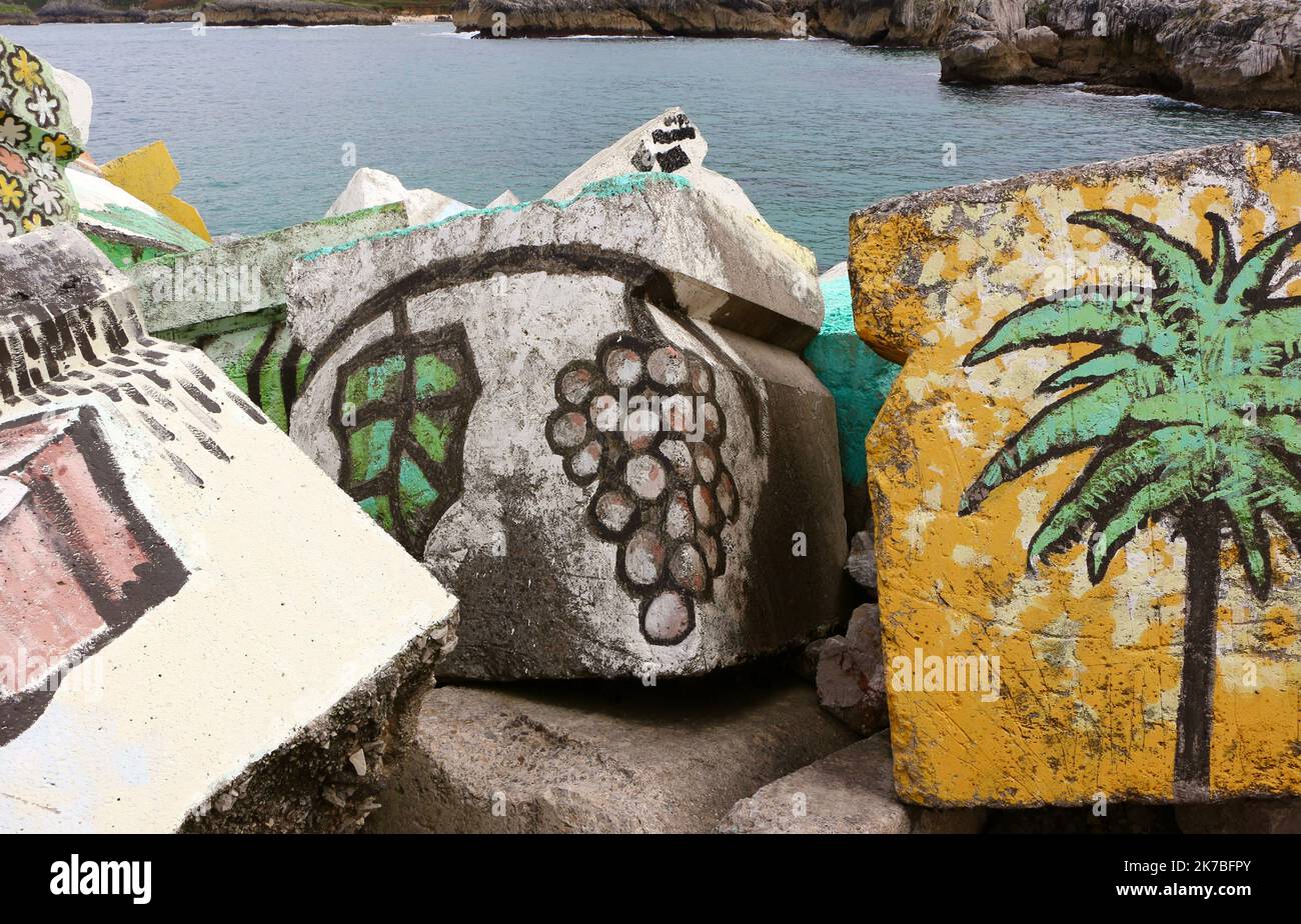 Wave dissipating concrete blocks hi-res stock photography and images ...