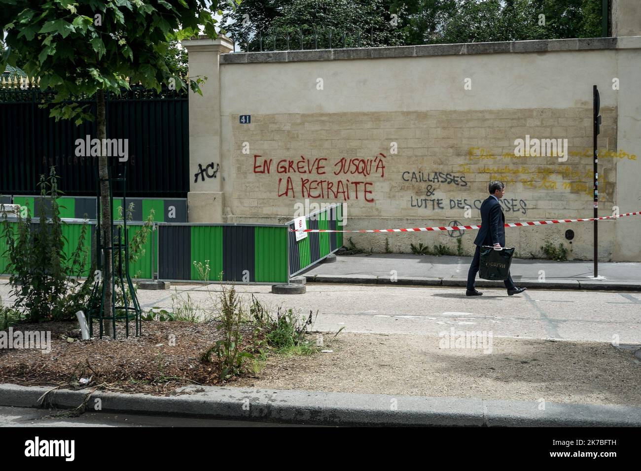 Homme devant un mur hi-res stock photography and images - Alamy