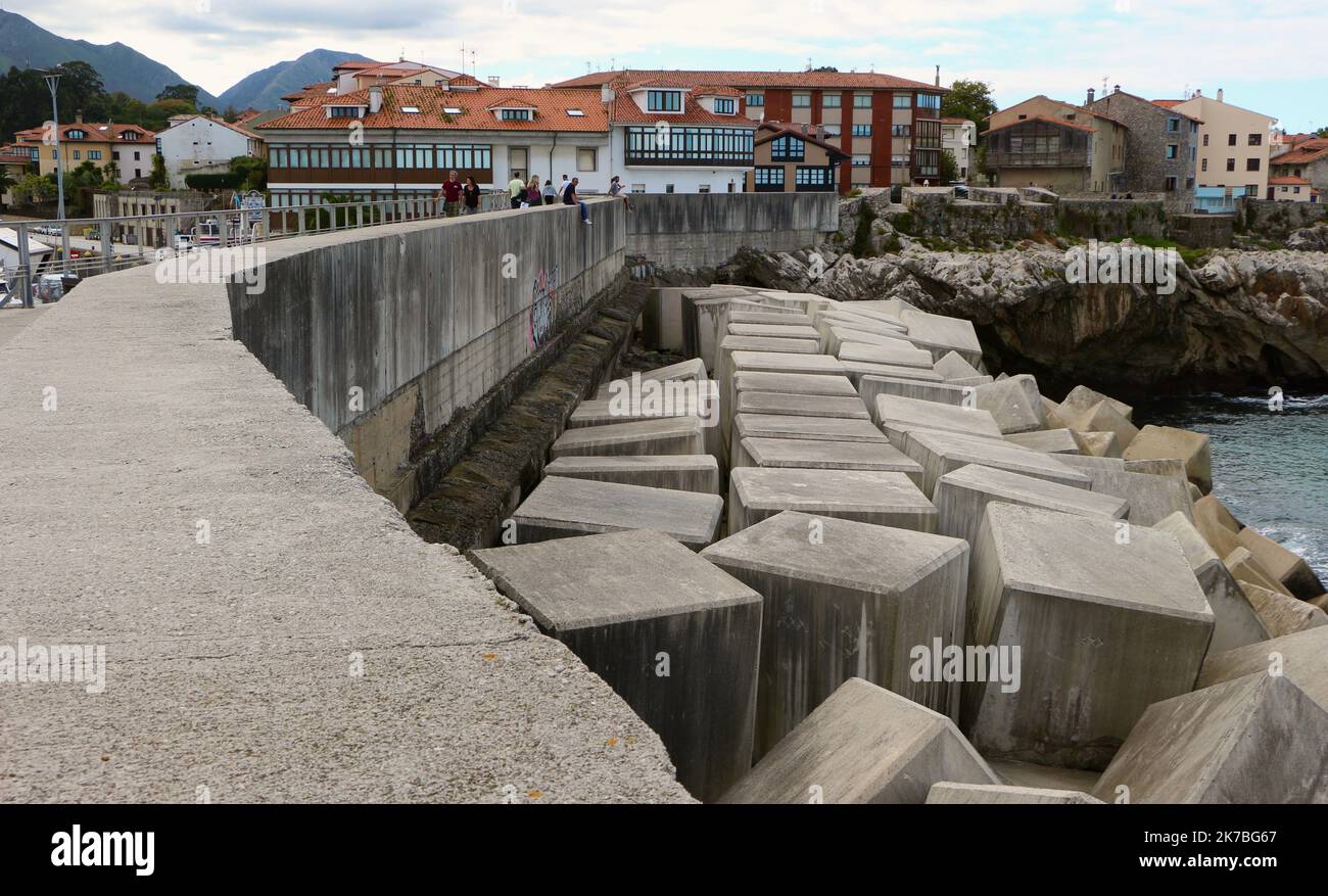 Wave dissipating concrete blocks along the harbour wall facing the sea ...
