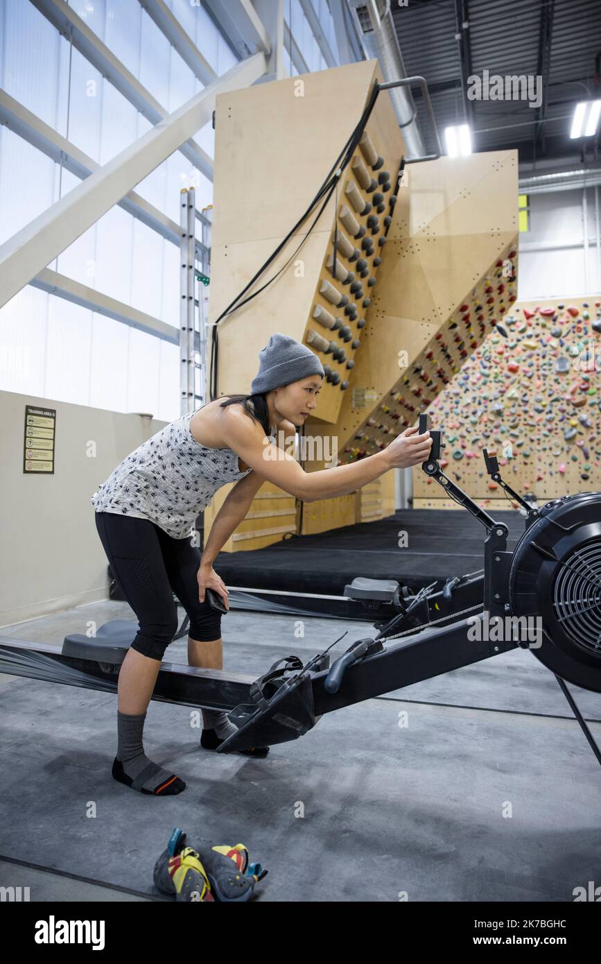 Woman gym rowing machine hi-res stock photography and images - Alamy