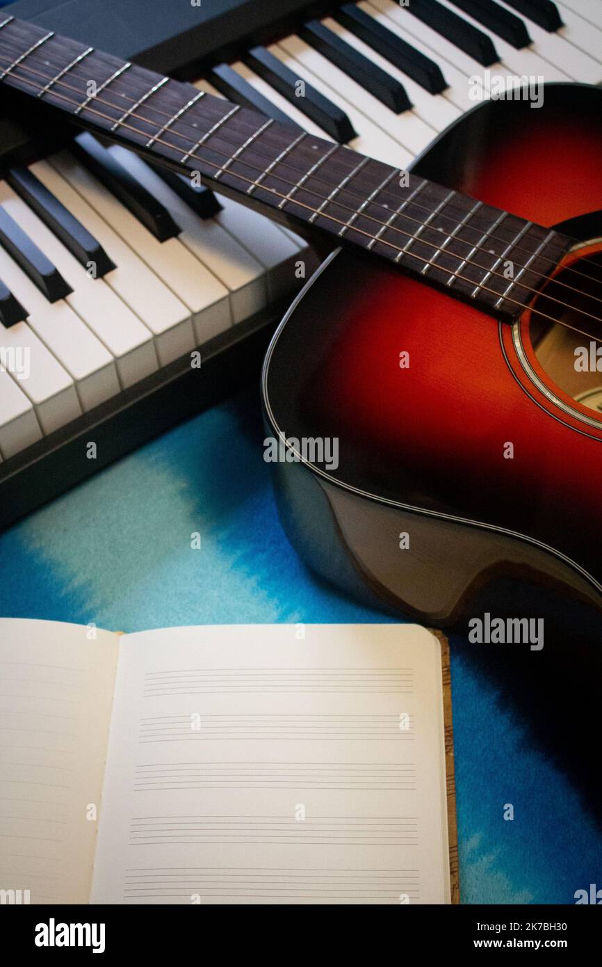 Writing and guitar black and white hi-res stock photography and images ...