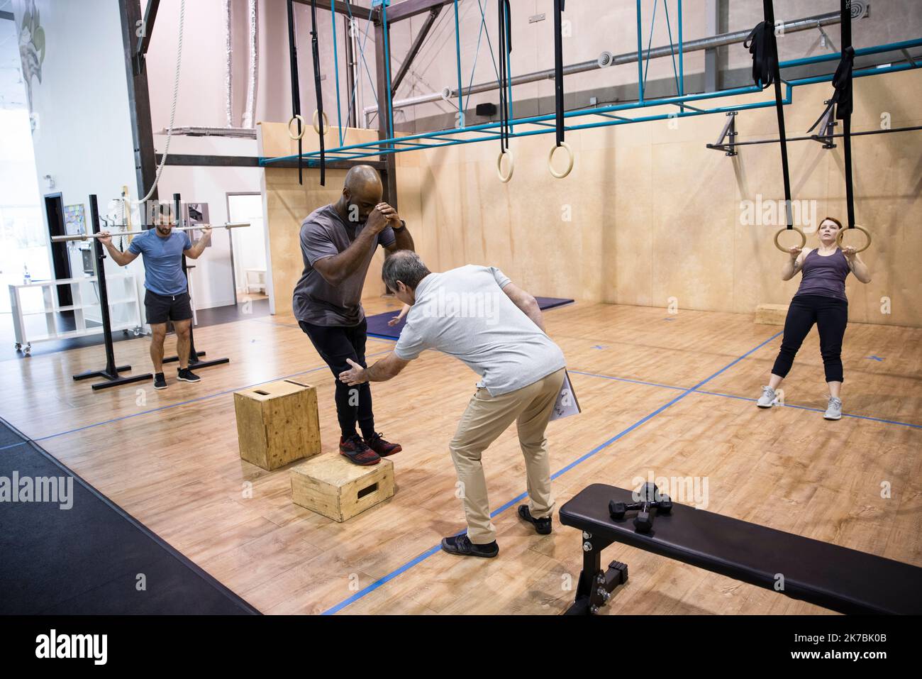 Gym man step up hi-res stock photography and images - Alamy
