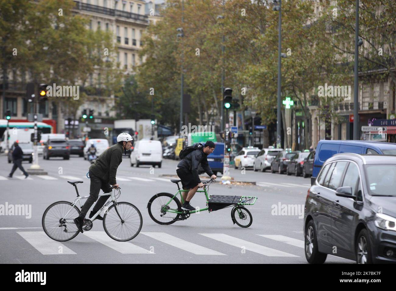 La circulation dans paris hi-res stock photography and images - Alamy