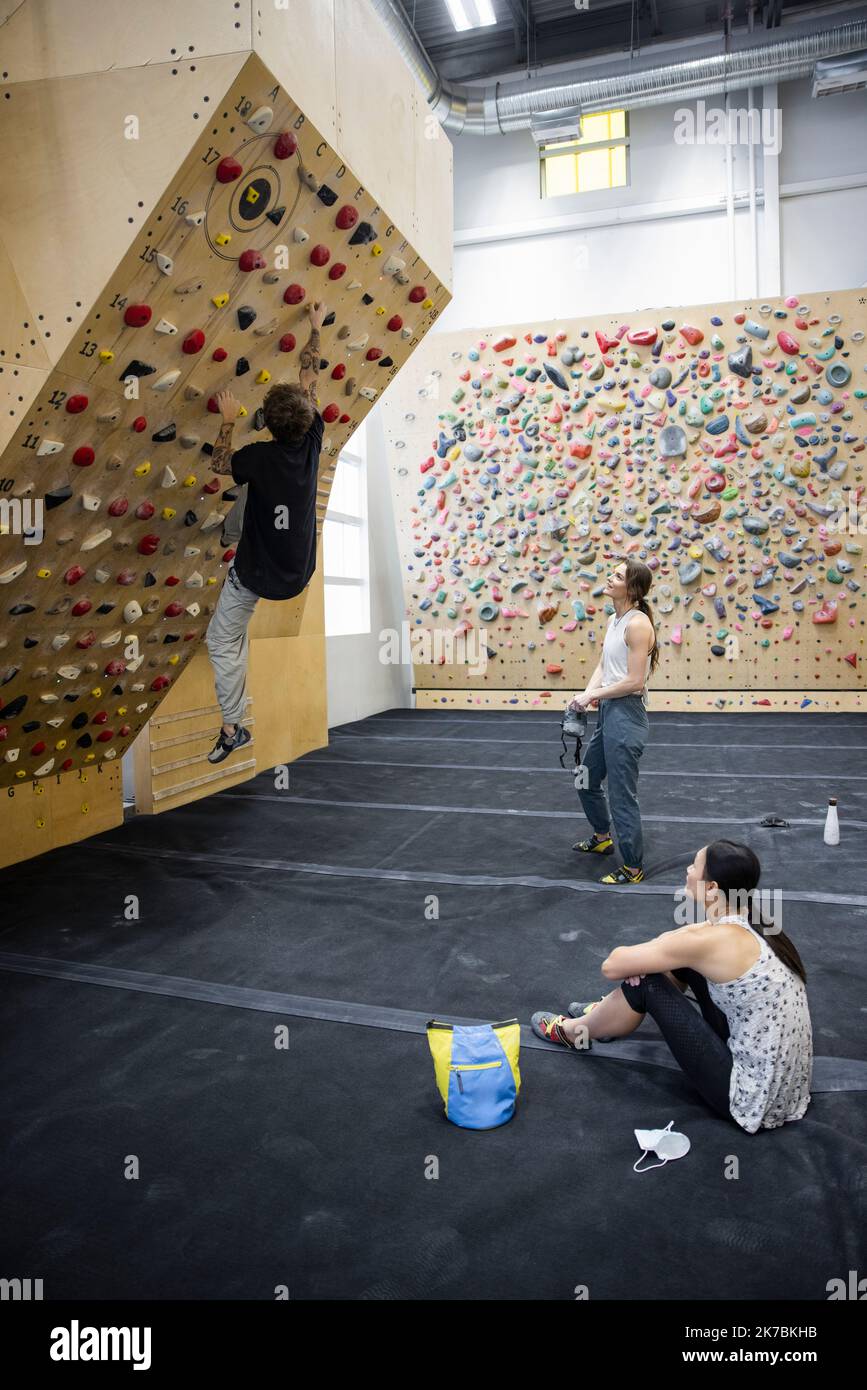 Climbing climbing wall strength hi-res stock photography and images - Alamy