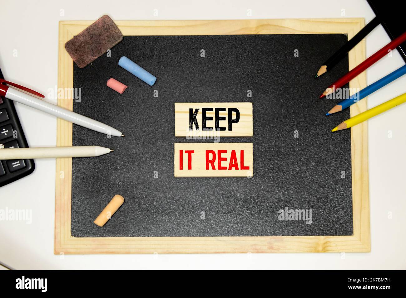 keep it real text on a wooden background Stock Photo - Alamy