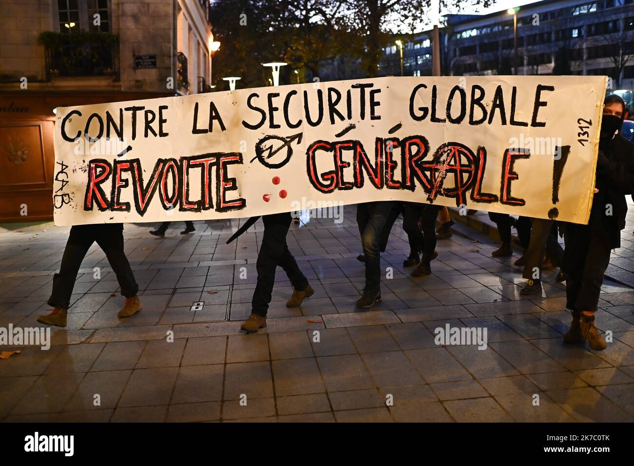 Black blocs france hi-res stock photography and images - Alamy