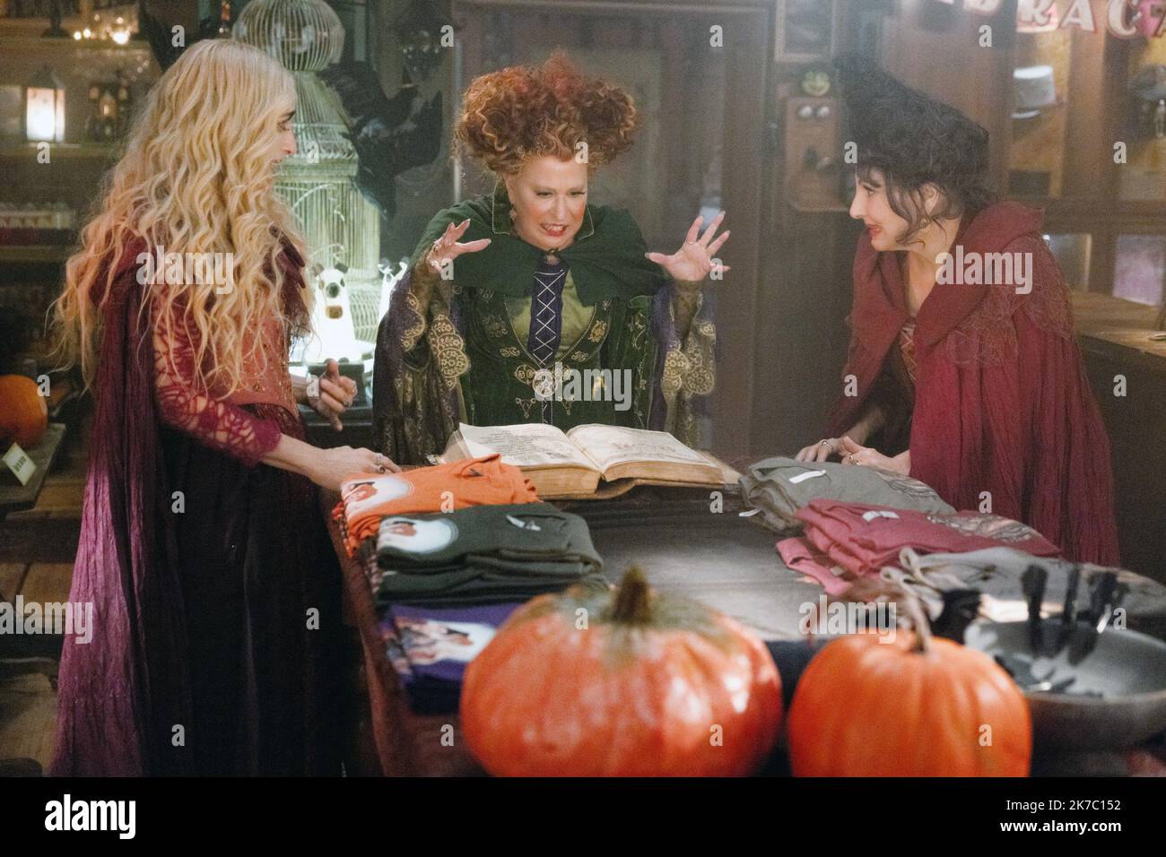HOCUS POCUS 2, from left: Sarah Jessica Parker, Kathy Najimy, Bette ...