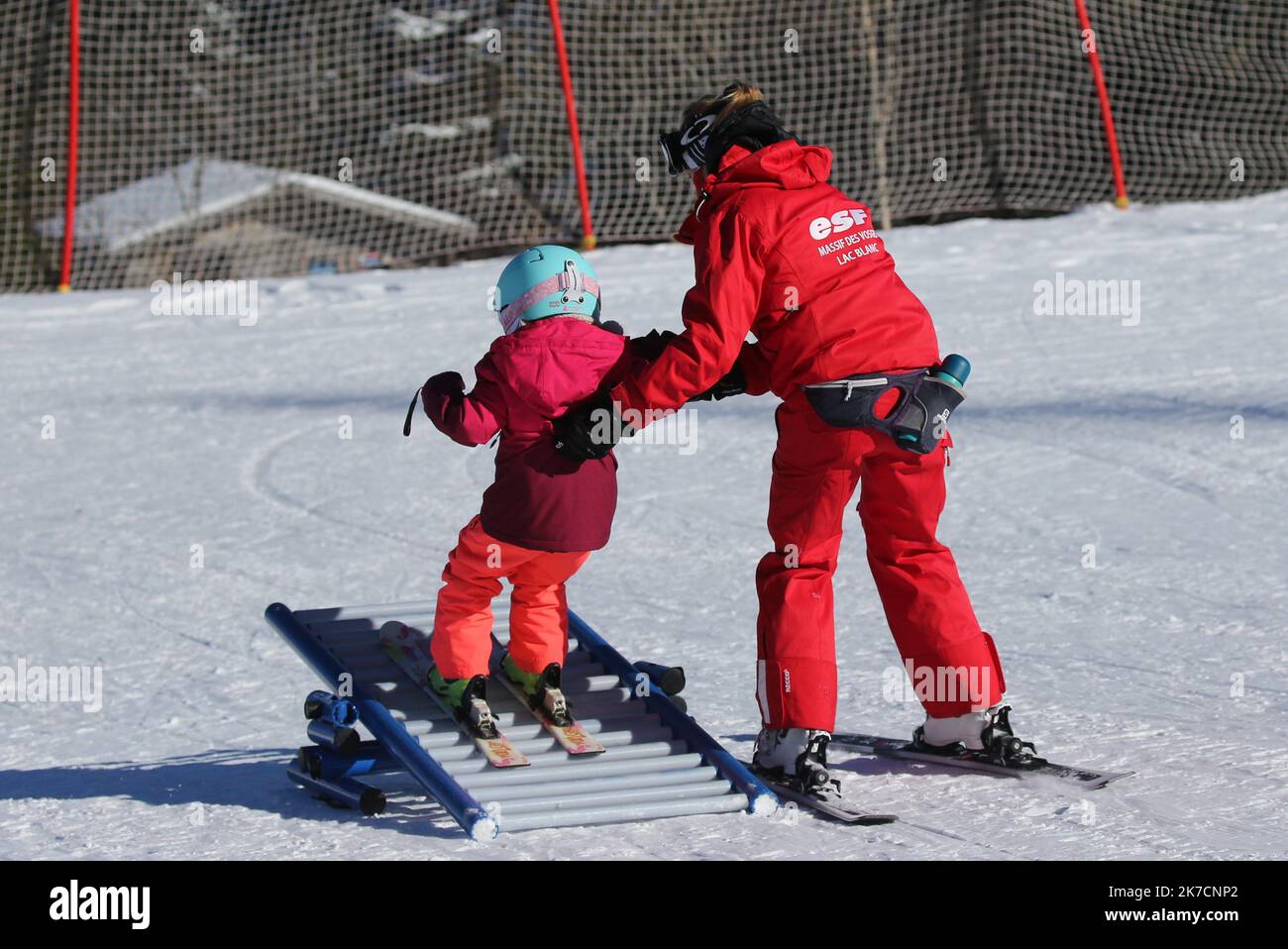 Petite fille au jardin hi-res stock photography and images - Alamy