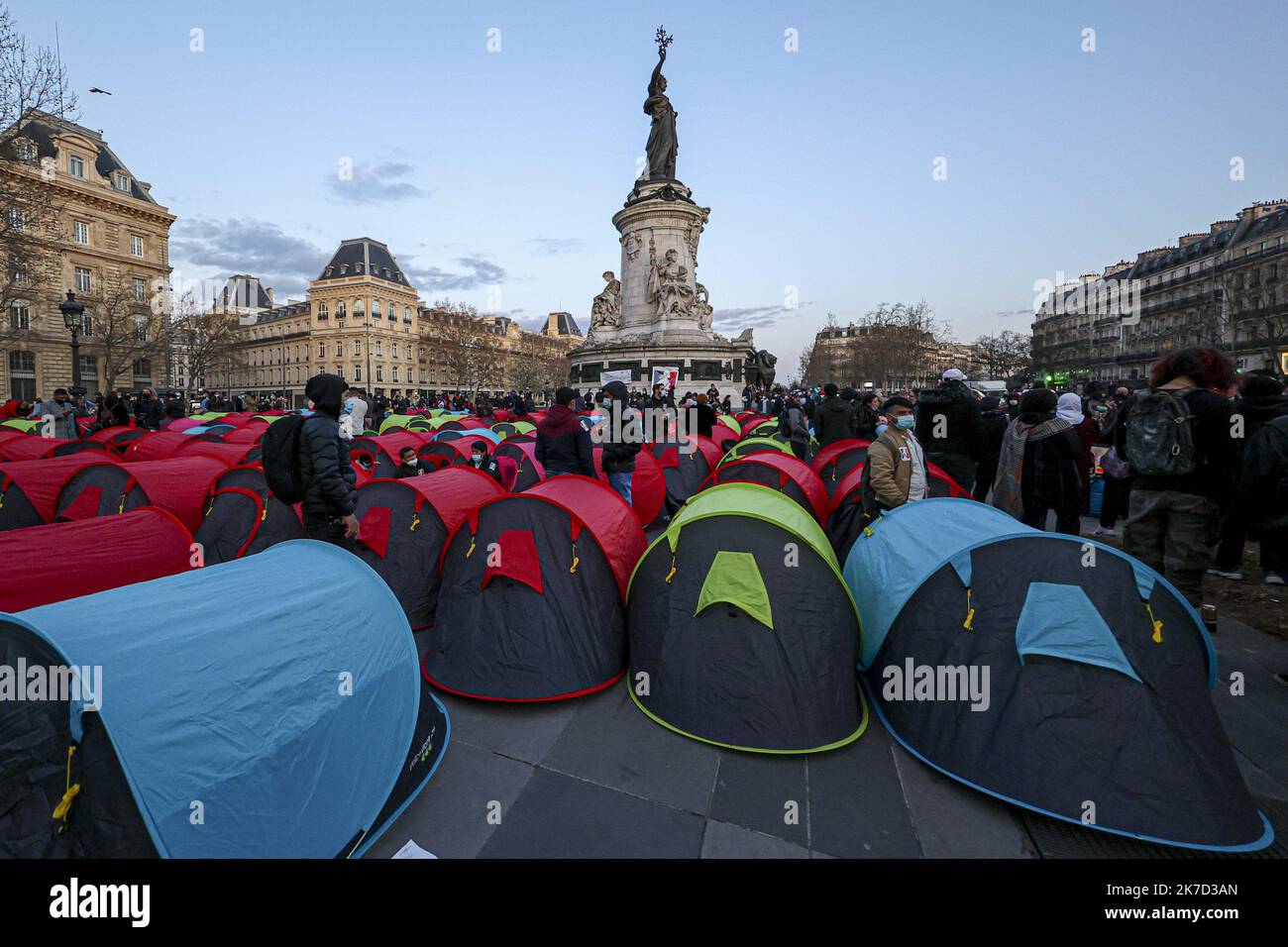 ©sebastien Muylaert Maxppp People Settle In One Of 300 Tents Set Up