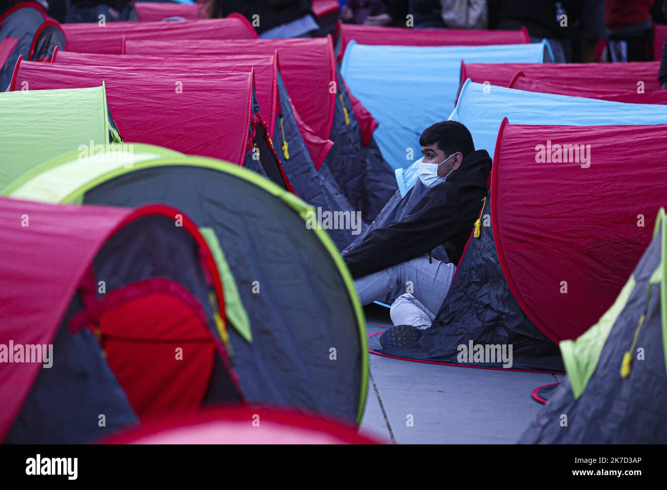 ©sebastien Muylaert Maxppp People Settle In One Of 300 Tents Set Up
