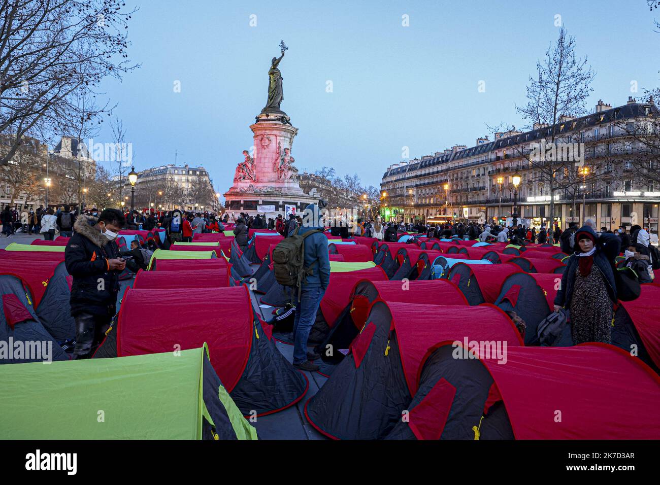 ©sebastien Muylaert Maxppp People Settle In One Of 300 Tents Set Up