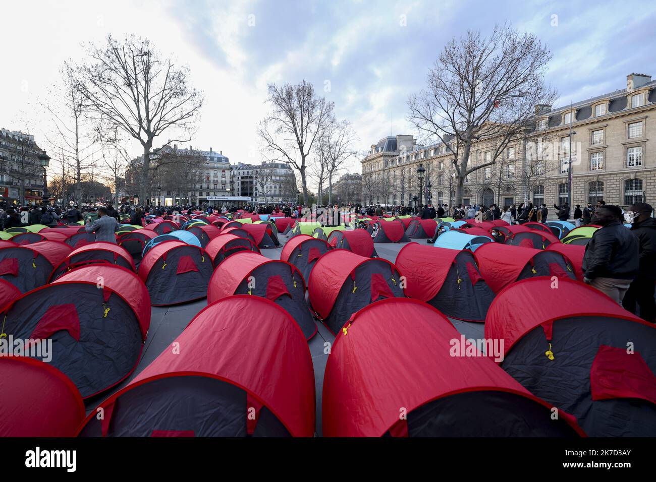 ©sebastien Muylaert Maxppp People Settle In One Of 300 Tents Set Up