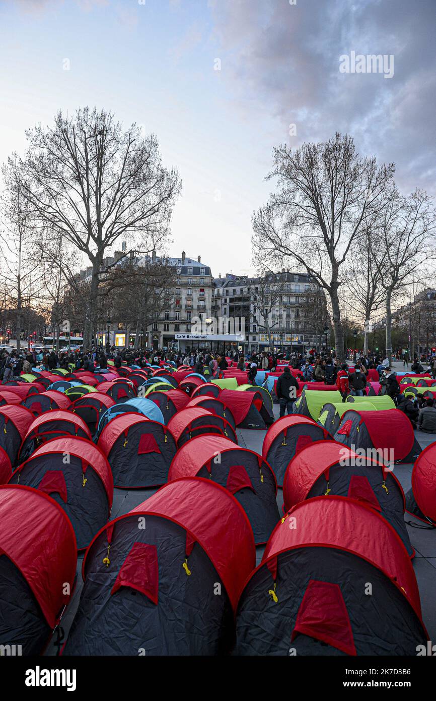 ©sebastien Muylaert Maxppp People Settle In One Of 300 Tents Set Up