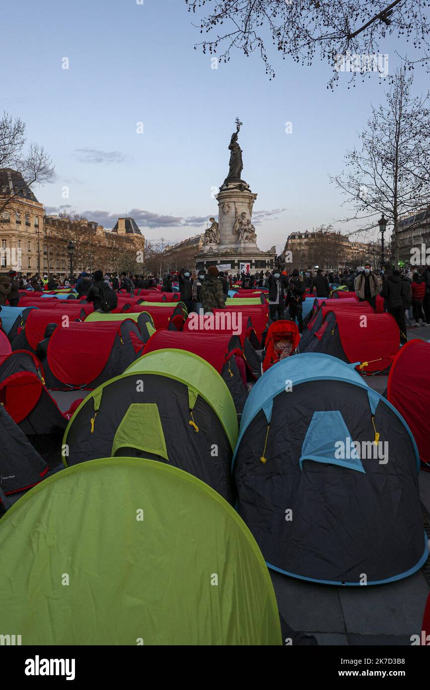 ©sebastien Muylaert Maxppp People Settle In One Of 300 Tents Set Up