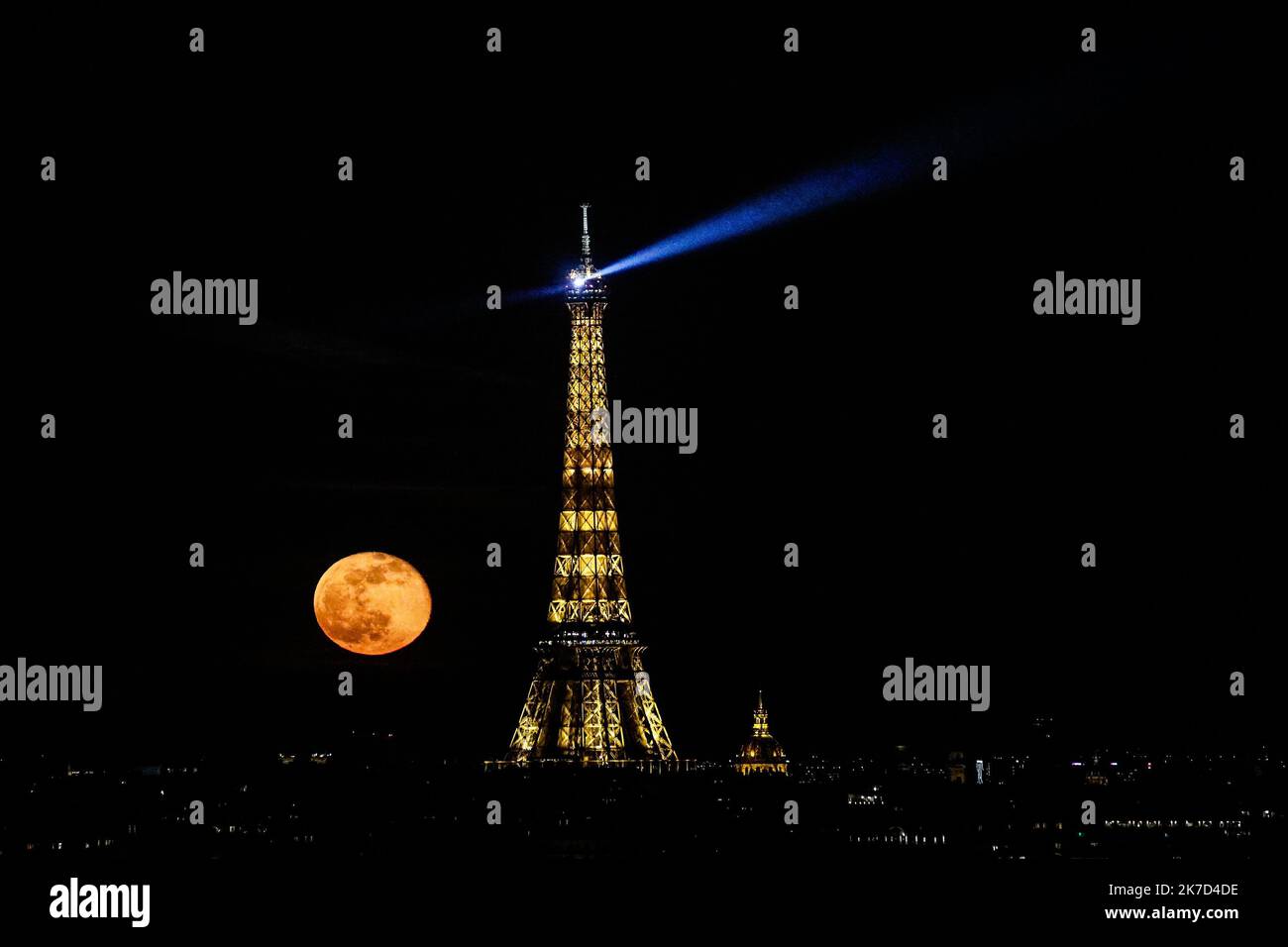 Eiffel tower full moon paris hi-res stock photography and images - Alamy