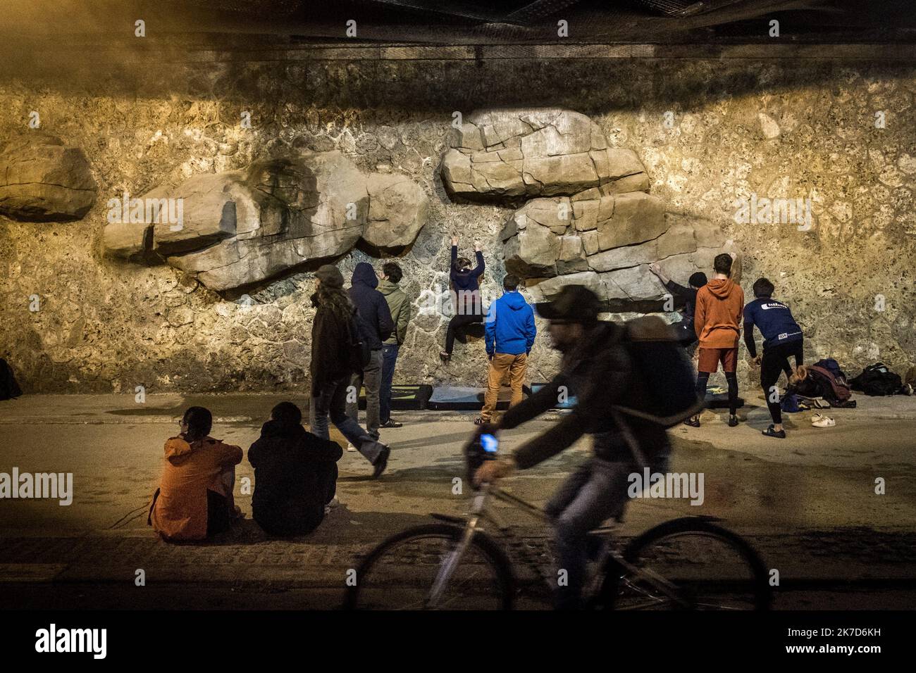 Grimper sur le mur hi-res stock photography and images - Alamy