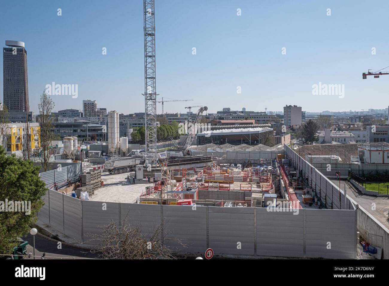 Chantier de construction du village hi-res stock photography and images ...