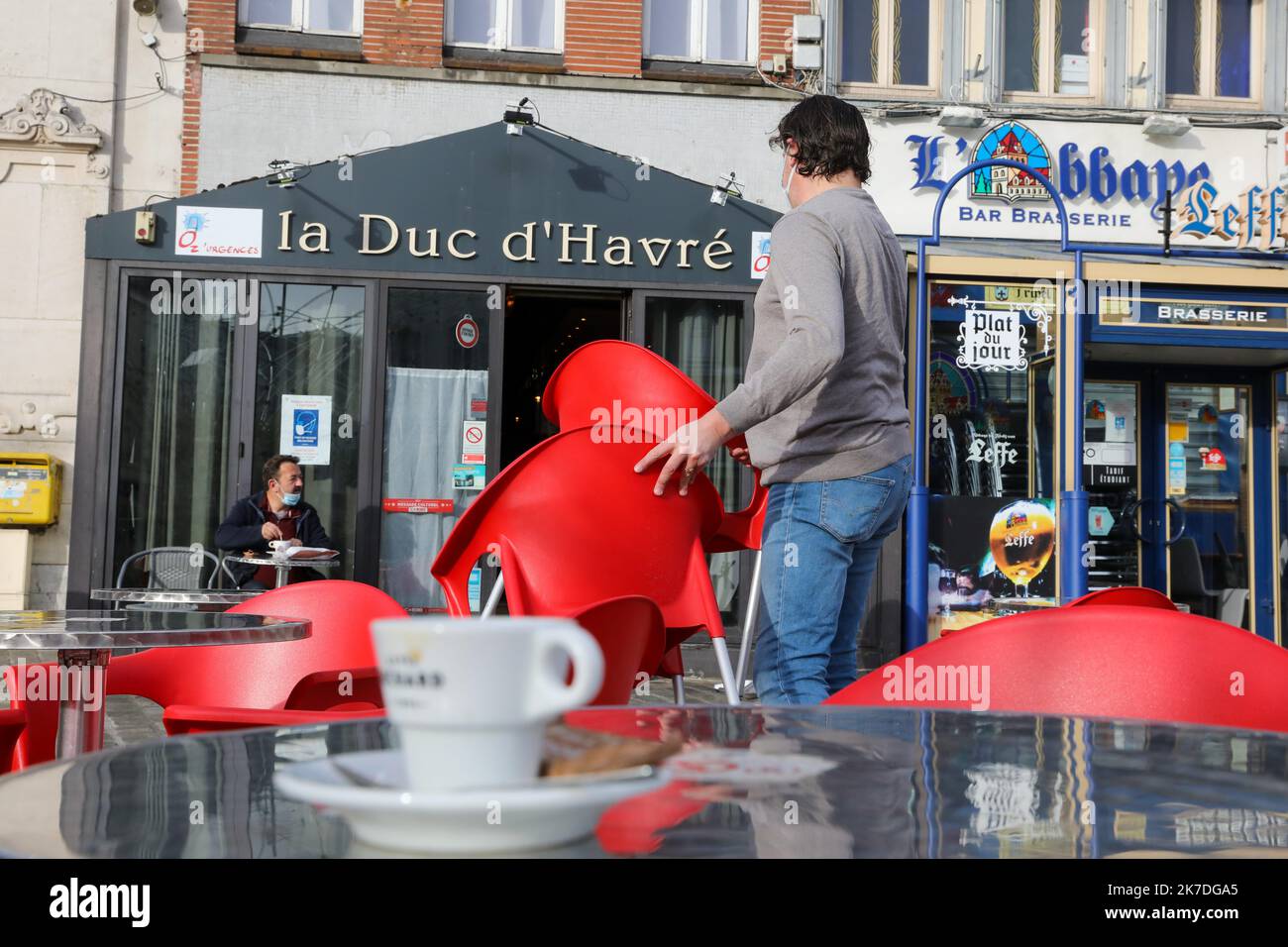 Ouverture du pub hi-res stock photography and images - Alamy