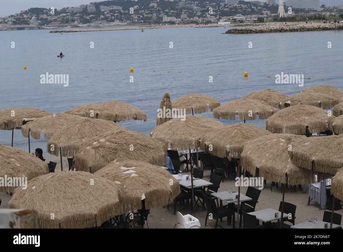 Sous le parasol sur la plage hi-res stock photography and images - Alamy