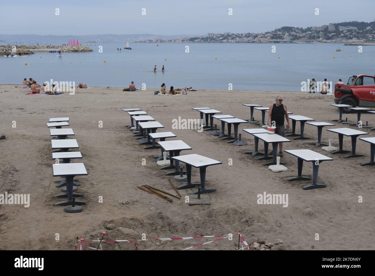 Sous le parasol sur la plage hi-res stock photography and images - Alamy