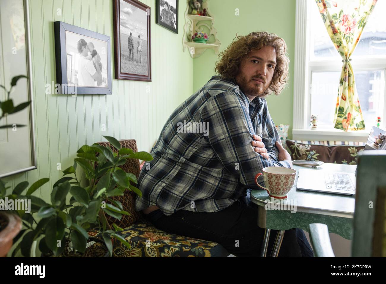 Man dining table hi-res stock photography and images - Alamy