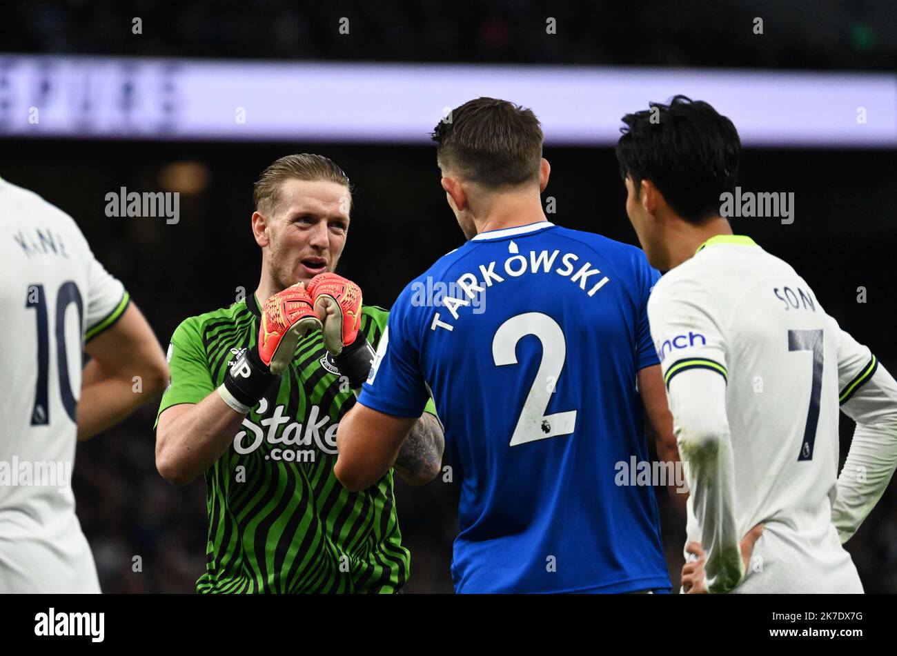 Jordan Pickford , the goalkeeper of Everton chats with James Tarkowski ...