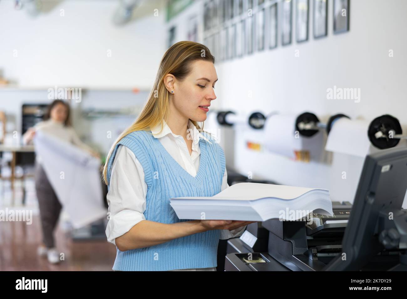 Printing operator working manufacturing hi-res stock photography and ...
