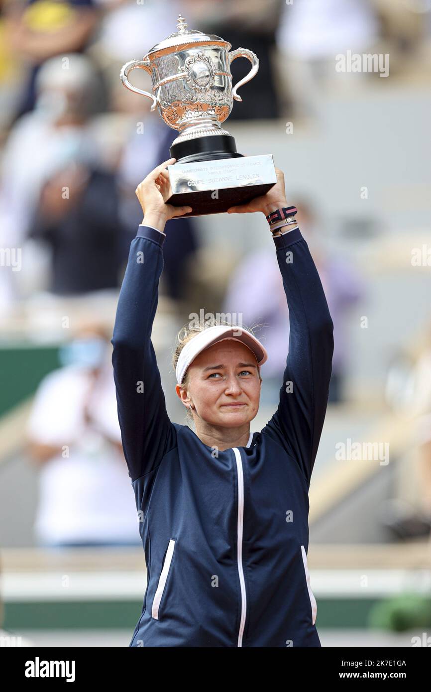 ©Sebastien Muylaert/MAXPPP - Match Winner Barbora Krejcikova of Czech Republic holds the Winners ...