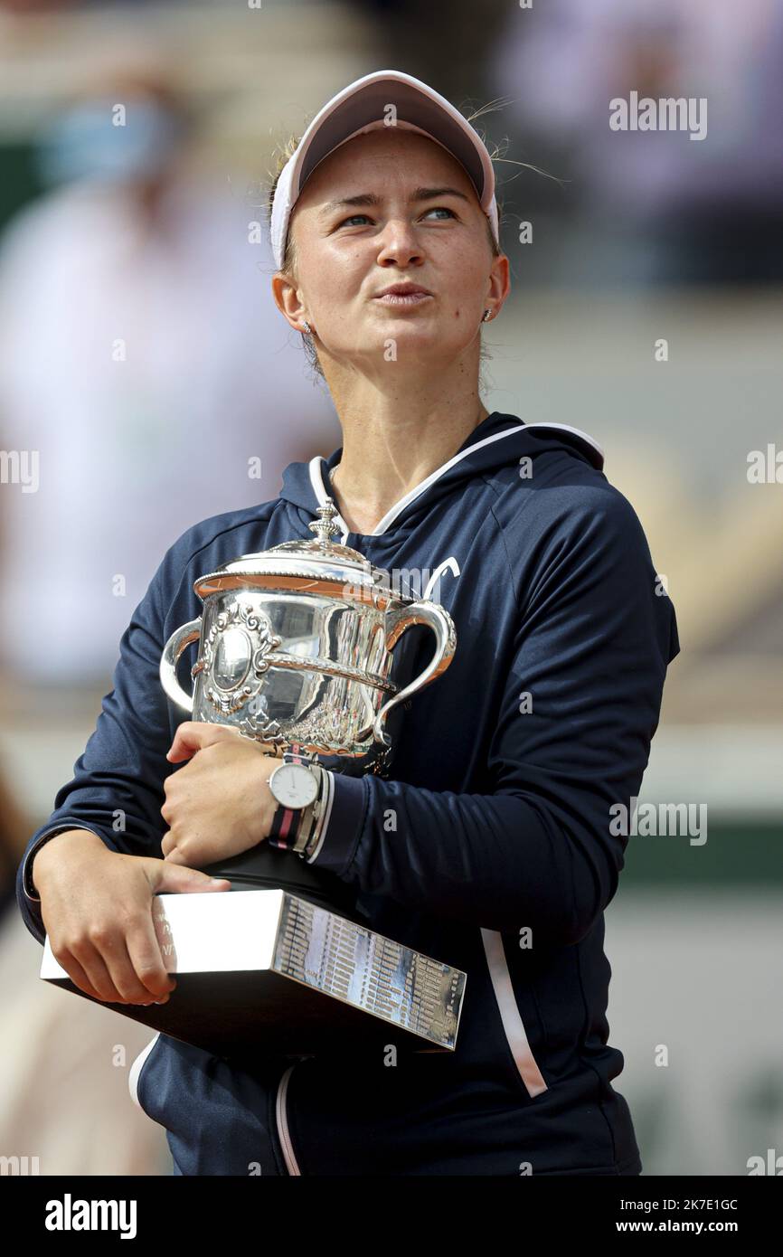 ©Sebastien Muylaert/MAXPPP - Match Winner Barbora Krejcikova of Czech Republic holds the Winners ...