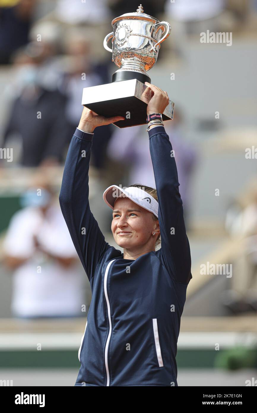 ©Sebastien Muylaert/MAXPPP - Match Winner Barbora Krejcikova of Czech Republic holds the Winners ...