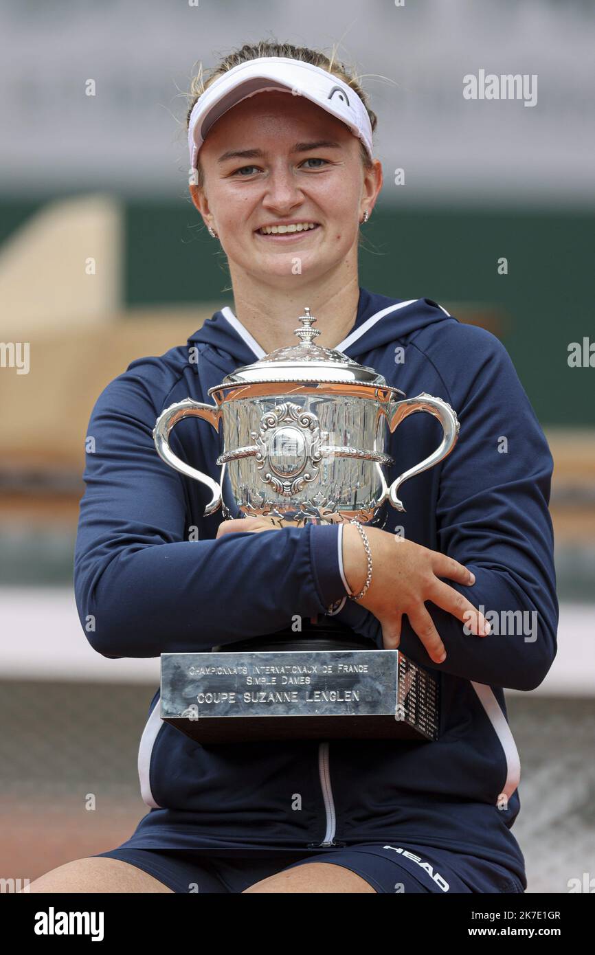 ©Sebastien Muylaert/MAXPPP - Match Winner Barbora Krejcikova of Czech Republic holds the Winners ...