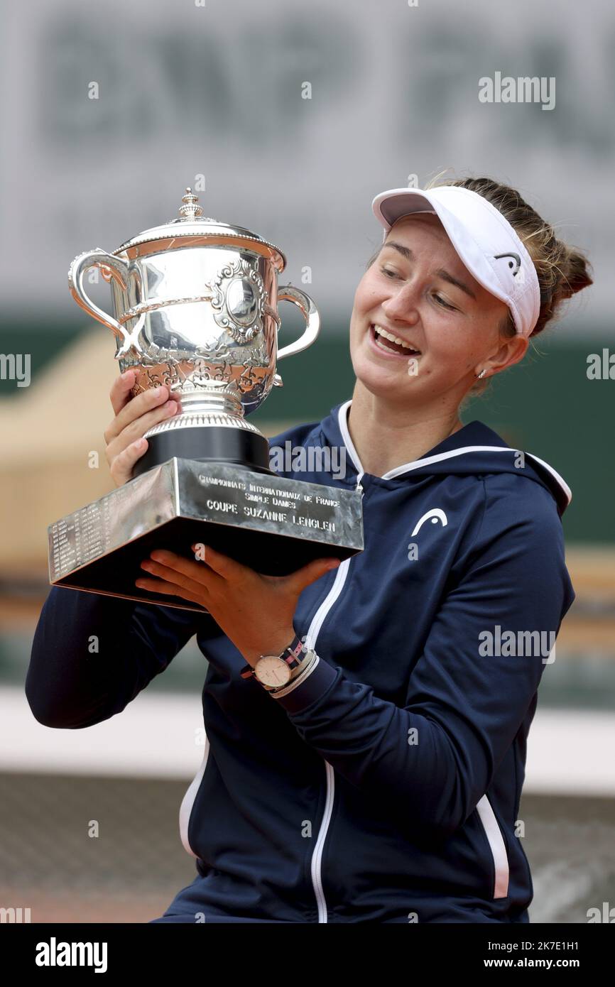 ©Sebastien Muylaert/MAXPPP - Match Winner Barbora Krejcikova of Czech Republic holds the Winners ...