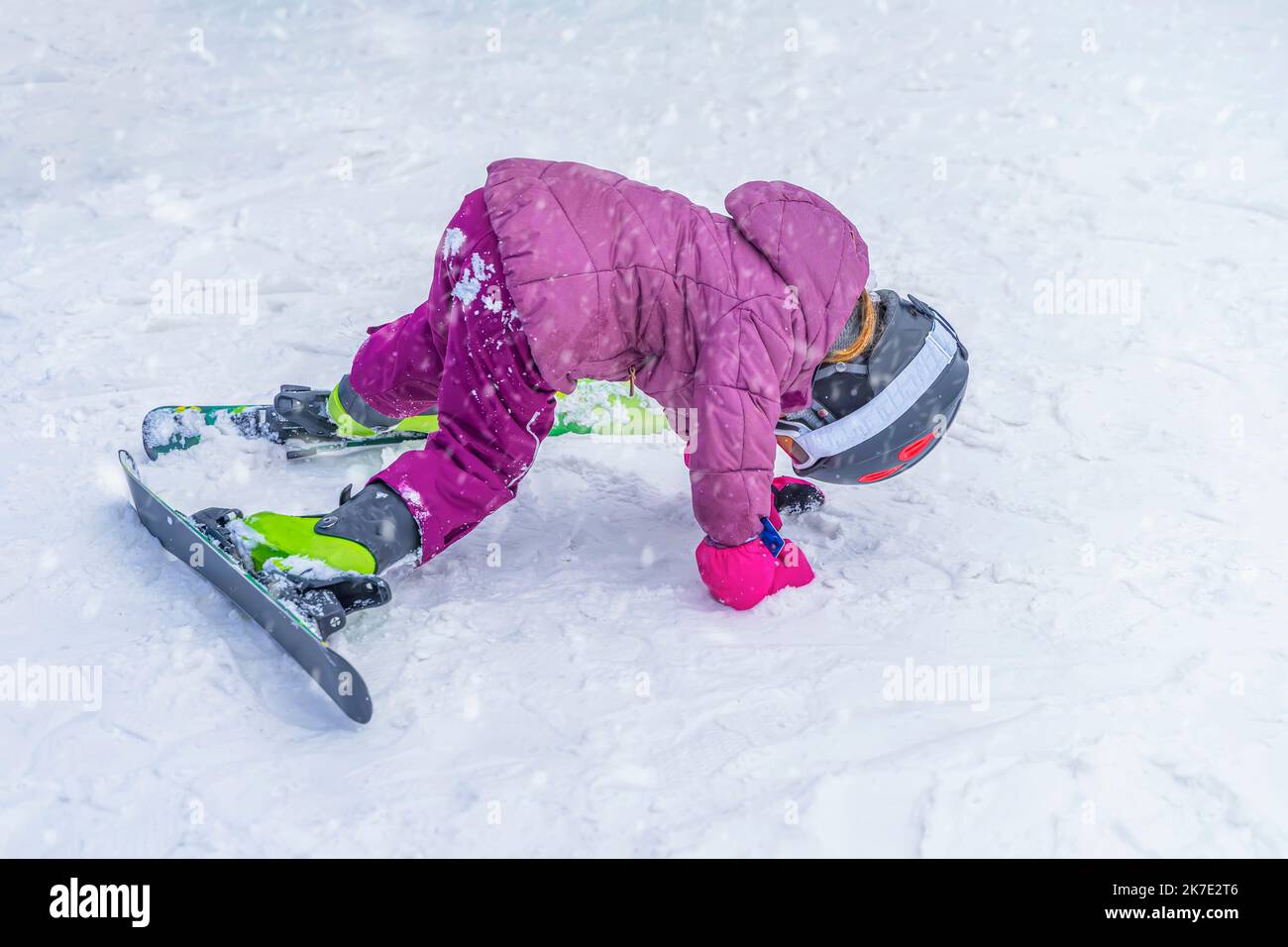 Child snowboarding slope hi-res stock photography and images - Alamy