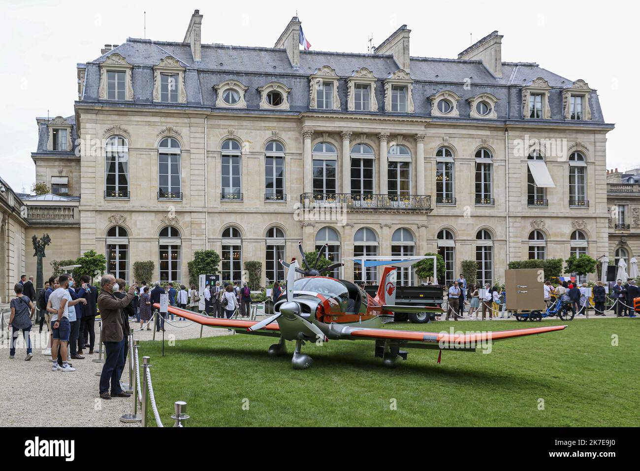 ©Sebastien Muylaert/MAXPPP - Illustration d'un avion dans les jardins ...