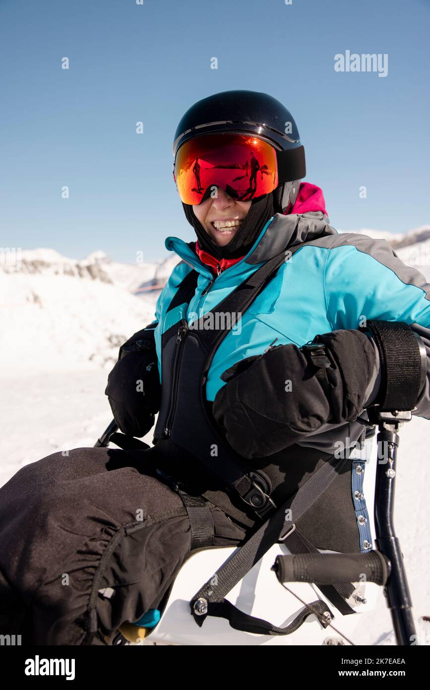Portrait happy confident female disabled skier in goggles Stock Photo ...