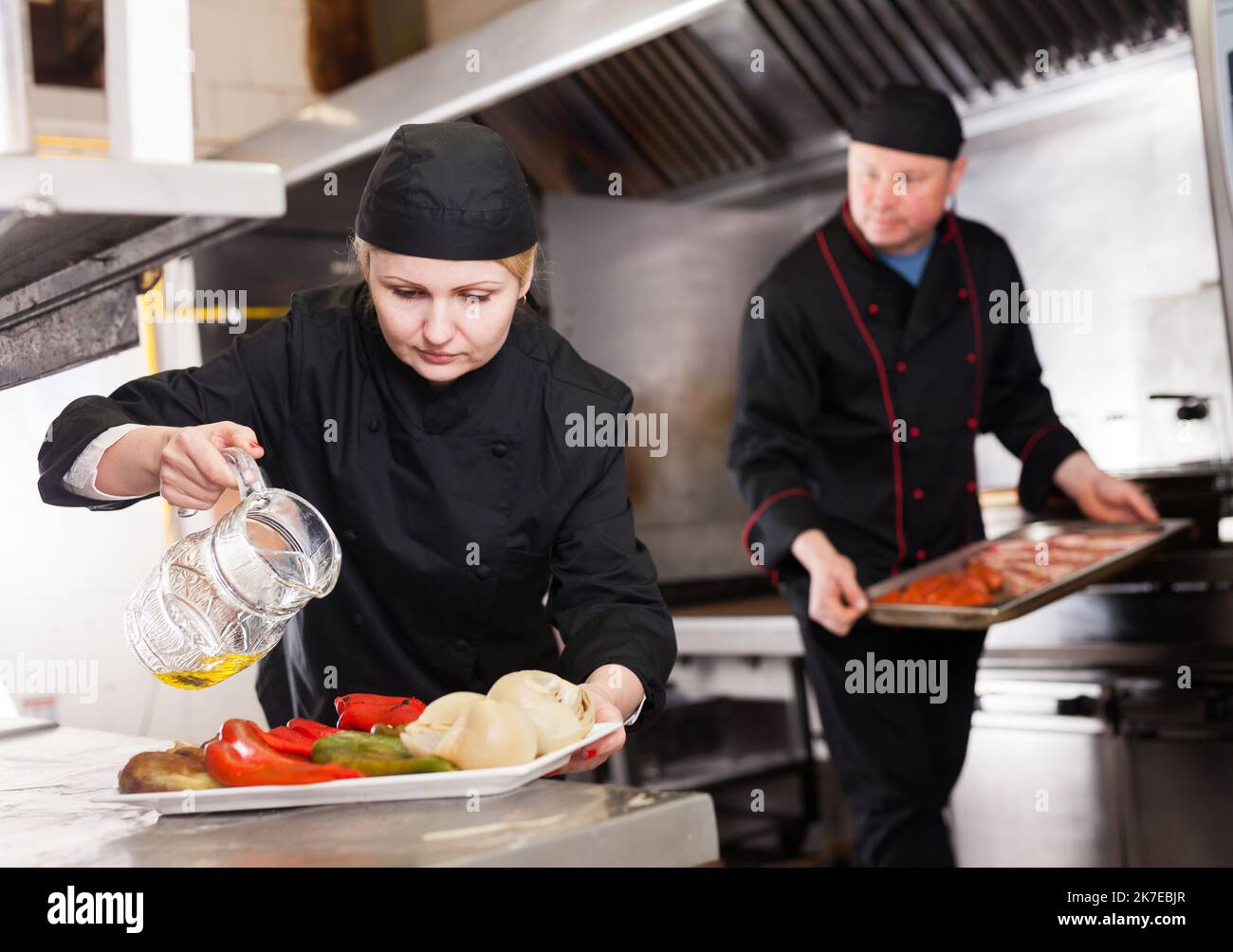 Female cook working in restaurant kitchen Stock Photo - Alamy