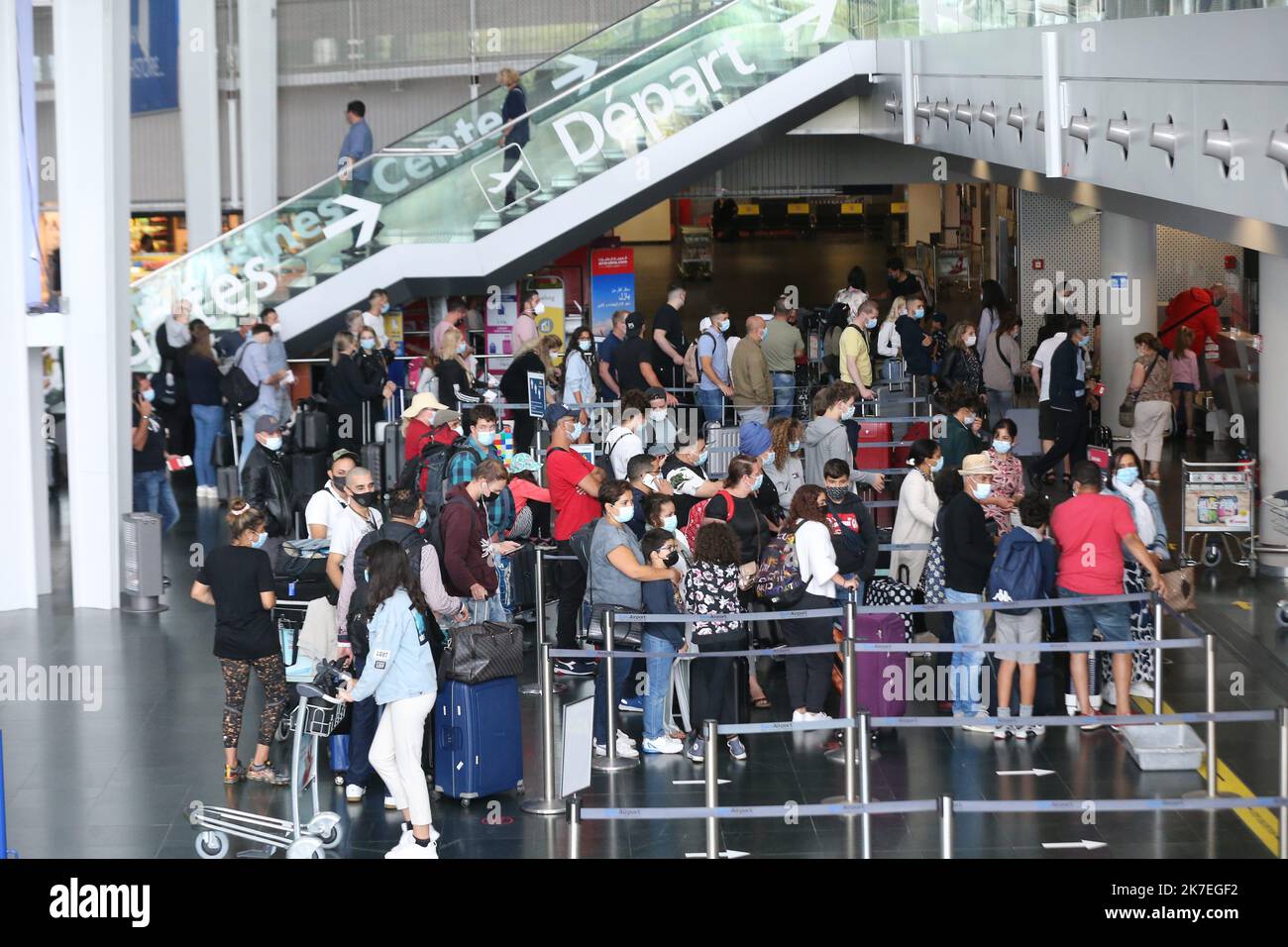Passager valise aeroport hi-res stock photography and images - Alamy