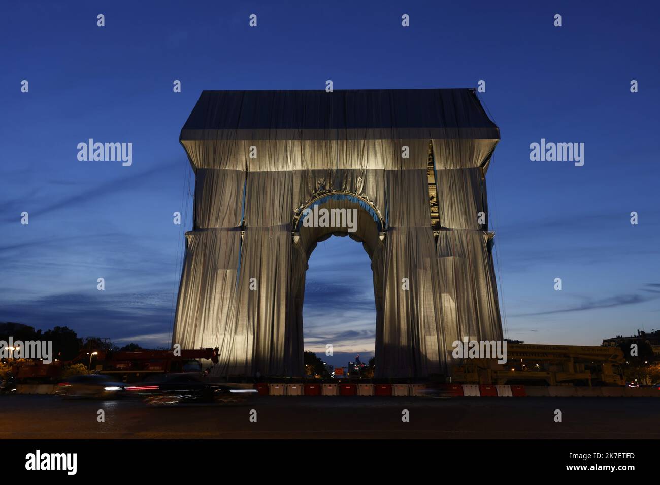 Arc de triomphe sur la place charles de gaulle hi-res stock photography ...
