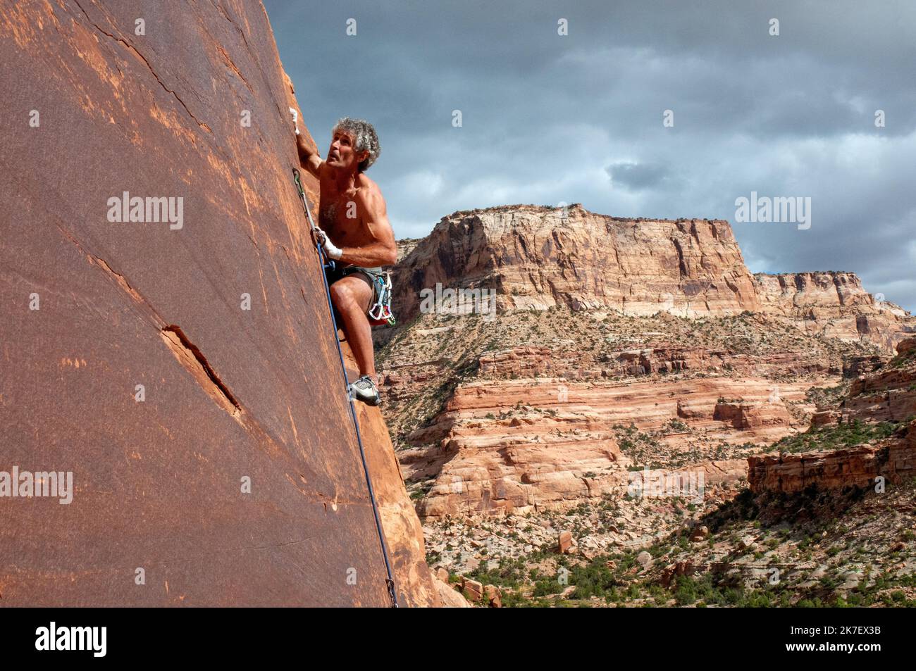 Single male rock climbing in central Utah. USA Stock Photo - Alamy