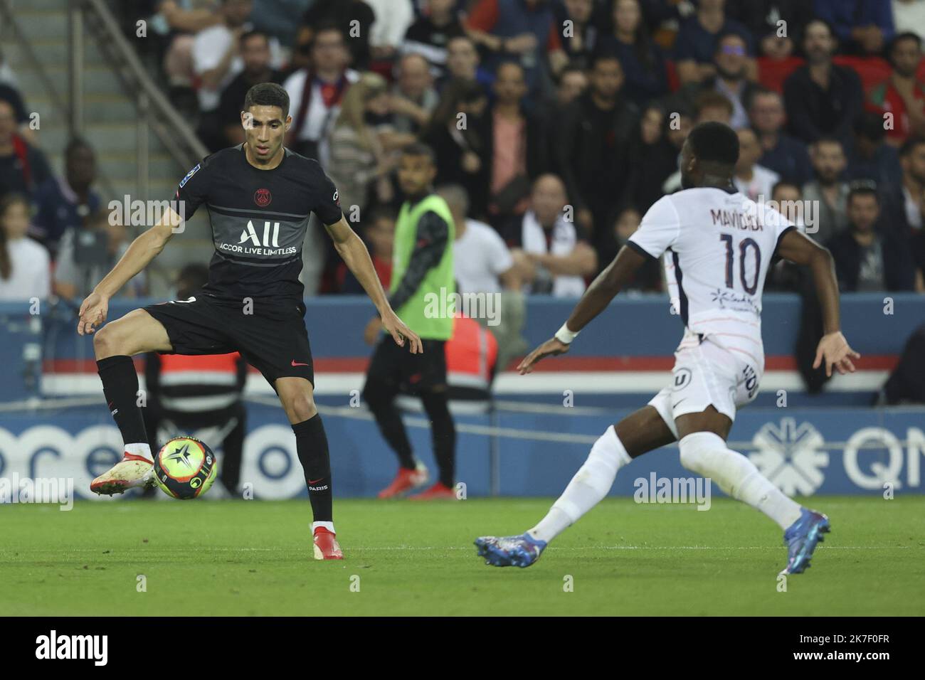 ©Sebastien Muylaert/MAXPPP - Achraf Hakimi of PSG controls the ball during the Ligue 1 match ...