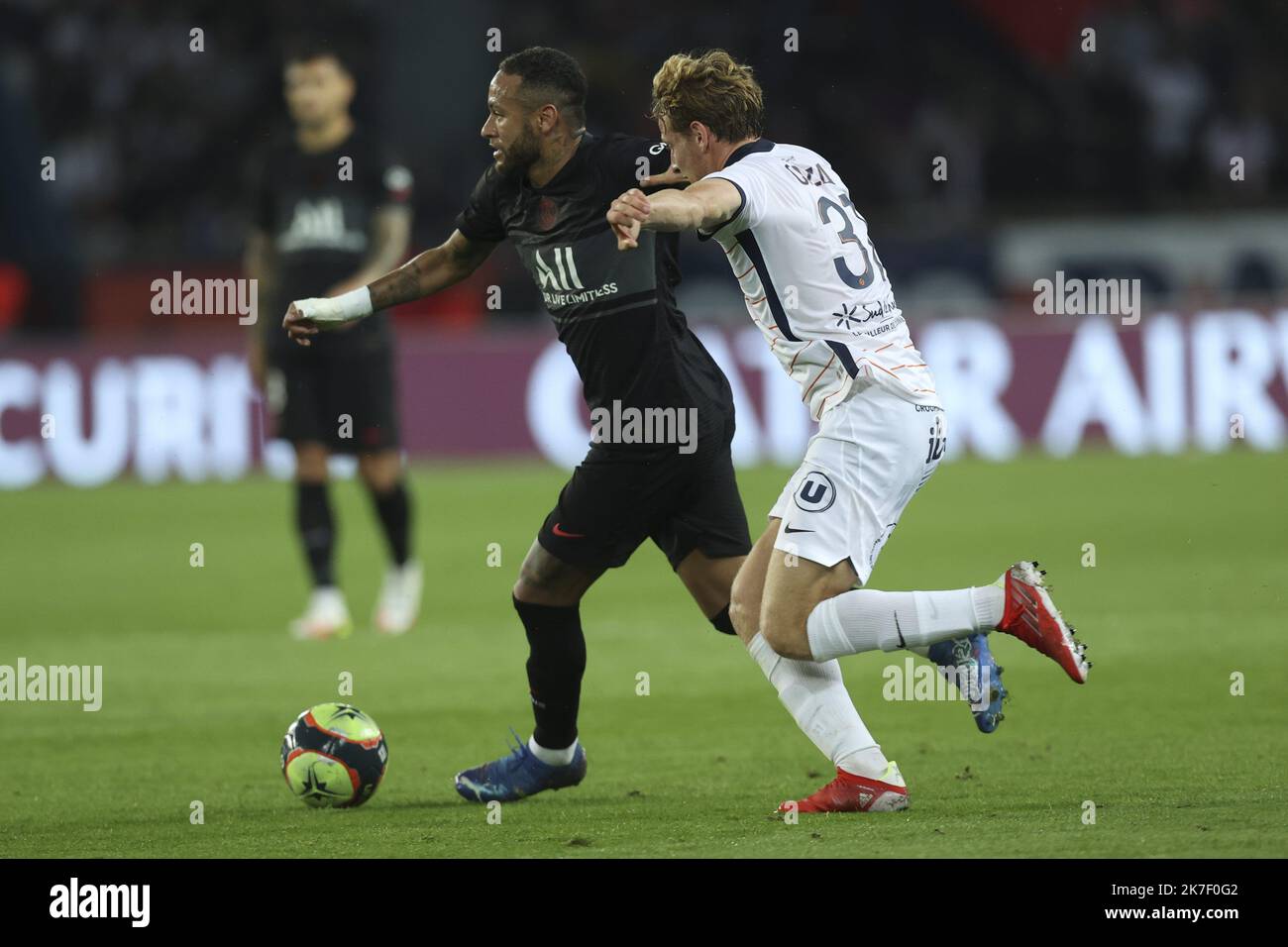 ©Sebastien Muylaert/MAXPPP - Neymar Jr of PSG fight for the ball during ...
