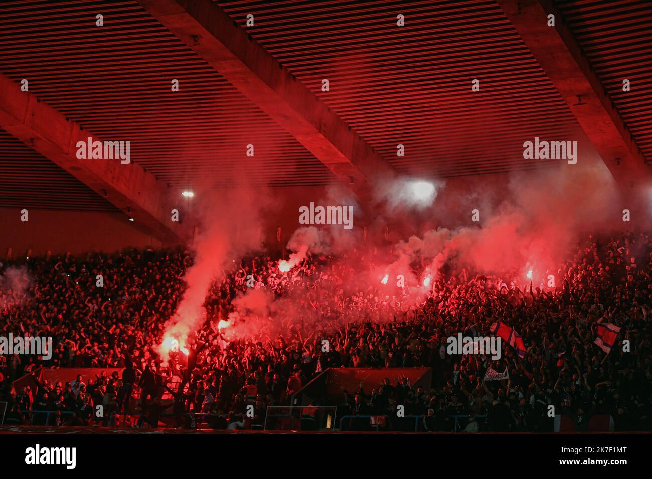 Ultras parisiens hi-res stock photography and images - Alamy