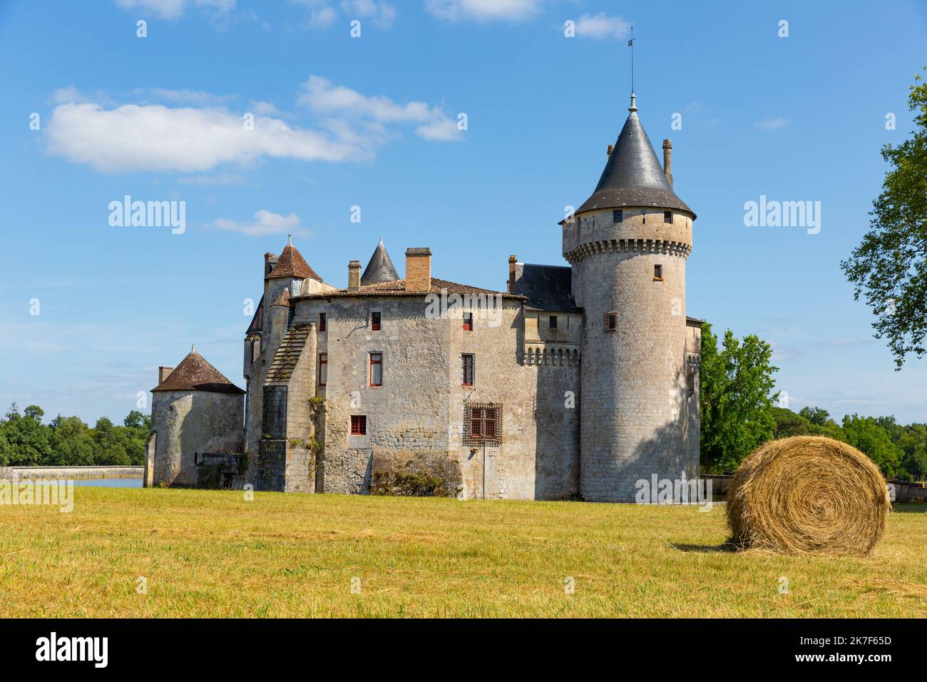 Castle Chateau de la Brede. Gironde Stock Photo - Alamy