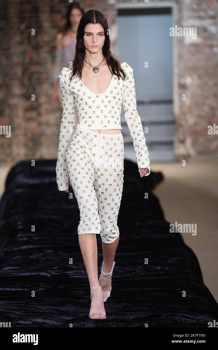 ©Pierre Teyssot/MAXPPP ; 2021 Paris Fashion Week SS 2022 - Acne Studios ...